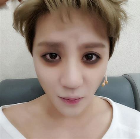 새 앨범 공개 Xia준수 눈가에 심한 다크서클 무슨 일 연예 기사 더팩트