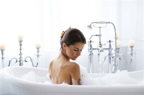 Free Photo Young Nude Woman Taking A Relaxing Foamy Bath