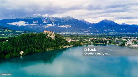블레드 슬로베니아 화창한 여름날 섬에 있는 마리아 의 순례 교회와 블레드 캐슬 줄리안 알프스의 백그루드와 함께 블레드 호수의 공중 드론 전경 0명에 대한 스톡 사진 및 기타