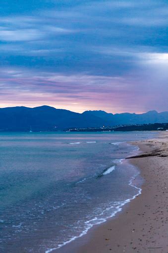 시칠리아 이탈리아 여름 휴가 목적지 시칠리아의 작은 마을에서 모래 해변과 맑은 바닷물과 해안선을 통해 일출 동안 경치 회색 파란색 구름 0명에 대한 스톡 사진 및 기타