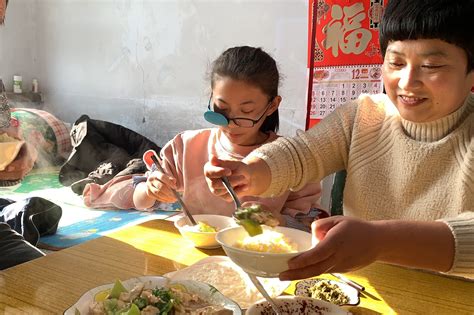 4元买2块豆腐用自己家做的黄豆酱一炖酱香浓郁好吃下饭 凤凰网视频 凤凰网