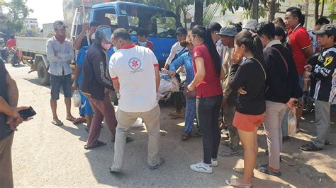 រថយន្តធុនធំដឹកលូមួយគ្រឿងបើកបរ មកដល់ផ្លូវបំបែកជាបួន