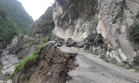 सुक्खा पहिरोले सडक अवरुद्ध