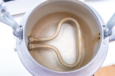 라임 스케일 난방 탱크 요소에 석회 규모 부엌에서 오래된 주전자히터 탄산 칼슘의 흰색 백악백 잔류물 경수로 인한 가전 제품 수리 가정 생활에 대한 스톡 사진 및 기타 이미지