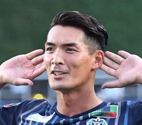 柏木陽介の引退パーティーを元アナウンサー妻がサプライズ企画 槙野智章など総勢60人超が大集結 豪華ショットにファン「これも陽介の人柄だね