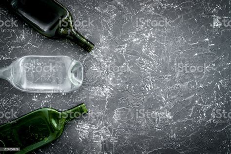 텍스트에 대한 위의 프레임 공간에서 회색 배경에 병플랫 누워 0명에 대한 스톡 사진 및 기타 이미지 0명 병 비어 있음 Istock