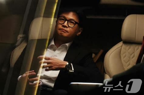 한동훈에 물병 던지고 돌아이탄핵의 밤 국힘 의총 아수라 뉴스1