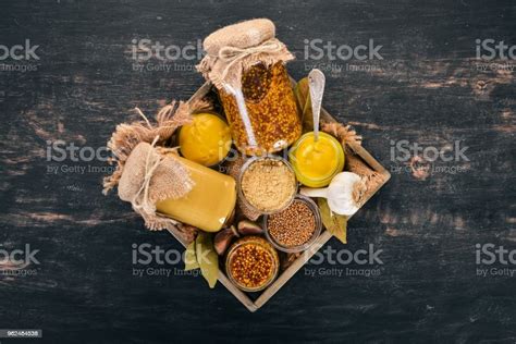 겨자 나무 상자에 집합입니다 향신료 나무 검은색에 최고의 볼 수 있습니다 텍스트에 대 한 공간을 복사 합니다 0명에 대한 스톡