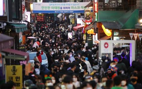 핼러윈발 코로나 재유행 현실화하나 하루 명 확진도 우려 아주경제