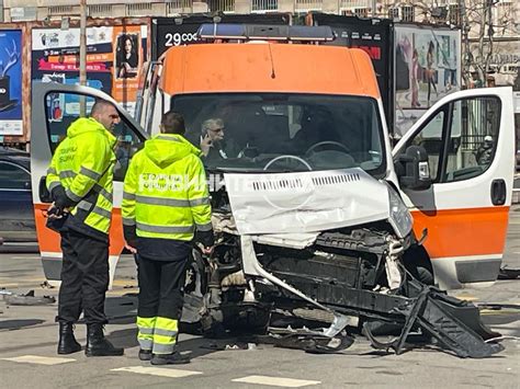 Осем са пострадалите при катастрофа между линейка и джип в София