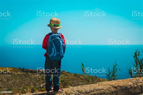 바다에서 산에서 어린 소년 여행 자연에서 하이킹 아이 몰타에서 휴가 가방에 대한 스톡 사진 및 기타 이미지 가방 걷기