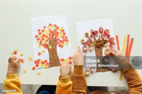 아이들은 응용 프로그램 상단보기 클로즈업 손을 만듭니다 가을 마스터 클래스 어린이 그림에 대한 스톡 사진 및 기타 이미지