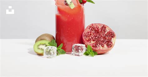 투명한 마시는 유리에 딸기 주스 사진 Unsplash의 무료 과일 이미지