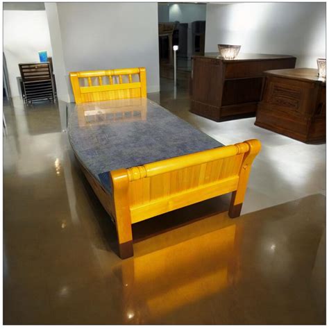 Модон Бэлэн худалдаалж байна “Гэрийн тойрогтой модон ор” Утас