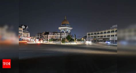 Weekend Curfew In Karnataka Strict Weekend Curfew Comes Into Effect In