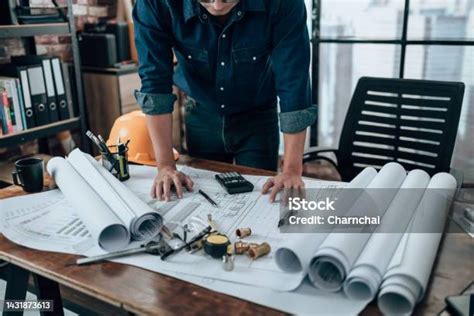 사무실 책상과 삼각형 눈금자 안전 안경 나침반 블루프린트의 버니어 캘리퍼에서 도면 검사 및 프레스 계산기로 작업하는 엔지니어링 엔지니어 건축가 산업 및 공장 개념 35 39