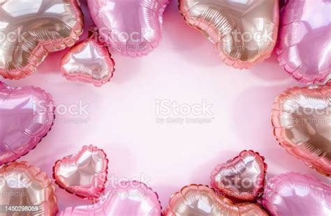 분홍색과 베이지색 하트 호일이 있는 텍스트 프레임은 분홍색 발렌타인 데이 배경에 풍선 위쪽 전망을 보여줍니다 복사 공간 0명에 대한 스톡 사진 및 기타 이미지 Istock