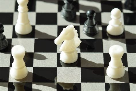 미니 체스판에 검은 색과 흰색 체스 조각 체스는 체스판에서 촬영했습니다 비즈니스 개념 체스 보드 폰과 말 매크로 사진 0명에 대한 스톡 사진 및 기타 이미지 Istock