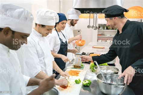 요리 하는 방법을 학습 하는 요리 연구소와 요리사 들을 가르치고 학생 들 식품 및 음료에 대한 스톡 사진 및 기타 이미지 식품 및 음료 요리사 학생 Istock
