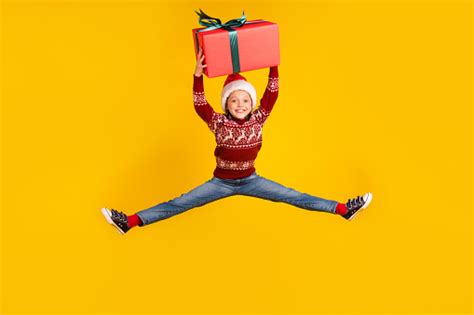 행복한 작은 소녀 홀드 손 선물 점프의 전체 길이 사진은 노란색 색상 배경에 고립 된 휴가를 즐길 수 갈색 머리에 대한 스톡 사진 및 기타 이미지 Istock