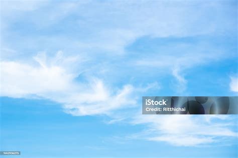 昼間の青い空と白い雲デザイン背景や壁紙用の美しい空間ビュー ふわふわのストックフォトや画像を多数ご用意 ふわふわ まぶしい