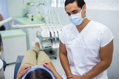 Доктор носить хирургическую маску с пациенткой Бесплатно Фото