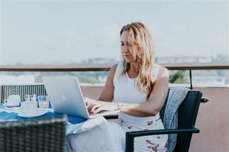 How To Buy And Sell Domain Names