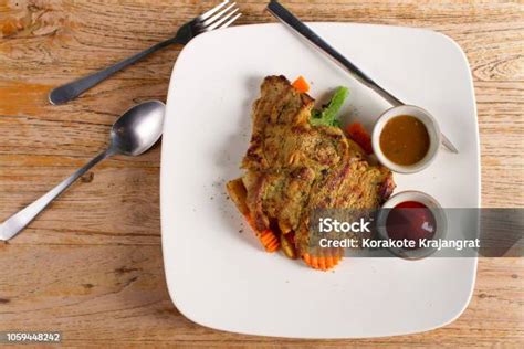 검은 Peper 국물 혼합 야채 감자 케첩 나무 배경에 돼지고기 스테이크 구이 0명에 대한 스톡 사진 및 기타 이미지 0명