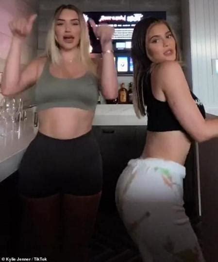 Noah Centineo Enamorado De Stassie Karanikolau La Mejor Amiga De