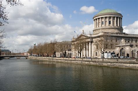 4 개의 법원 더블린의 강 Liffey 0명에 대한 스톡 사진 및 기타 이미지 0명 강 강둑 Istock