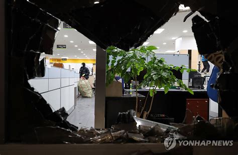불법폭력사태로 파손된 서부지법 연합뉴스