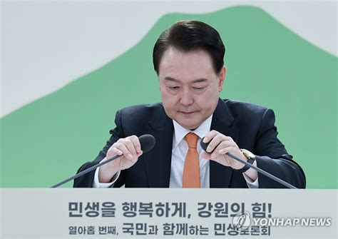 마이크 잡는 윤석열 대통령 연합뉴스