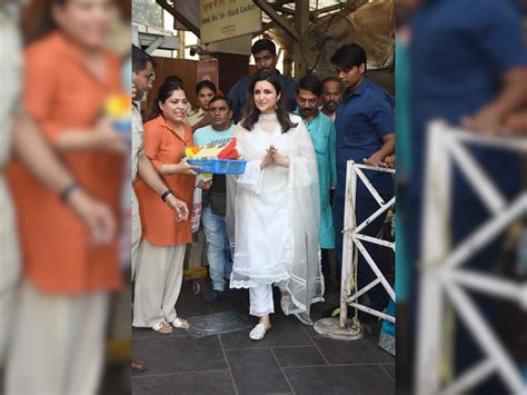 Parineeti Chopra Visited Siddhivinayak Temple Seeking Blessings Watch