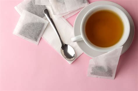 티백 피라미드와 컵에 섬세한 분홍색 배경에 차 차를 만들기 위해 0명에 대한 스톡 사진 및 기타 이미지 0명 가방 갈색