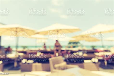 리조트 호텔에서 수영장 배경 여름 바다 보기와 비치 우산의 자 Uv 보호 휴가 휴가에 흐림 빗나간 포커스에 대한 스톡 사진 및