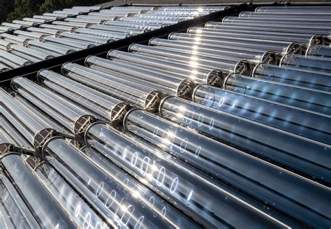 Los tubos de vacío solares que producen electricidad y calor al mismo