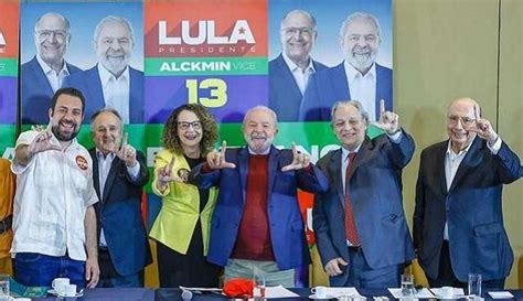 Oito ex presidentes declaram apoio a Lula durante evento em São Paulo