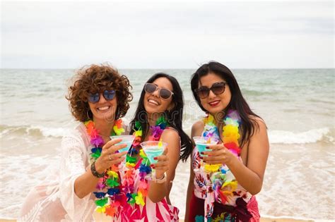 Tres Jóvenes Y Hermosas Latinas Beben Un Brindis En La Playa Las