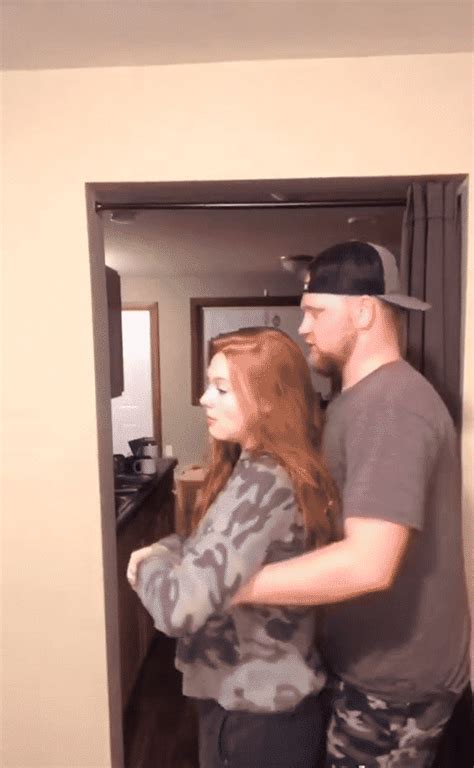VIDEO Isteri Prank Betulkan Belakang Sekali Terduduk Suami Bunyi