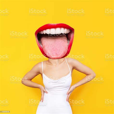 하얀 우아한 드레스를 입은 젊은 여성이 붉은 입술로 거대한 입으로 향하고 노란색 배경에 혀가 고립되어 있음을 보여줍니다 대형에