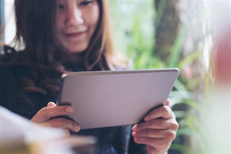 Premium Photo Woman Using Tablet Pc