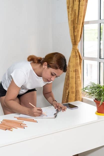 Mujer Artista Dibujando En Cuaderno De Bocetos Foto Premium