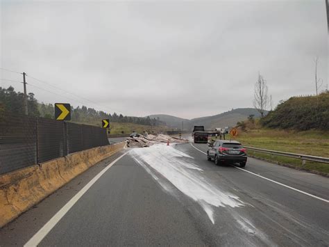 Caminhão Tomba E Espalha Carga De Gesso Na Dutra Em Lavrinhas Sp