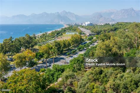 무성한 녹지 잘 관리 된 공원 장엄한 산을 배경으로 한 경치 좋은 해안 도시 0명에 대한 스톡 사진 및 기타 이미지 0명 건물 외관 건축 Istock