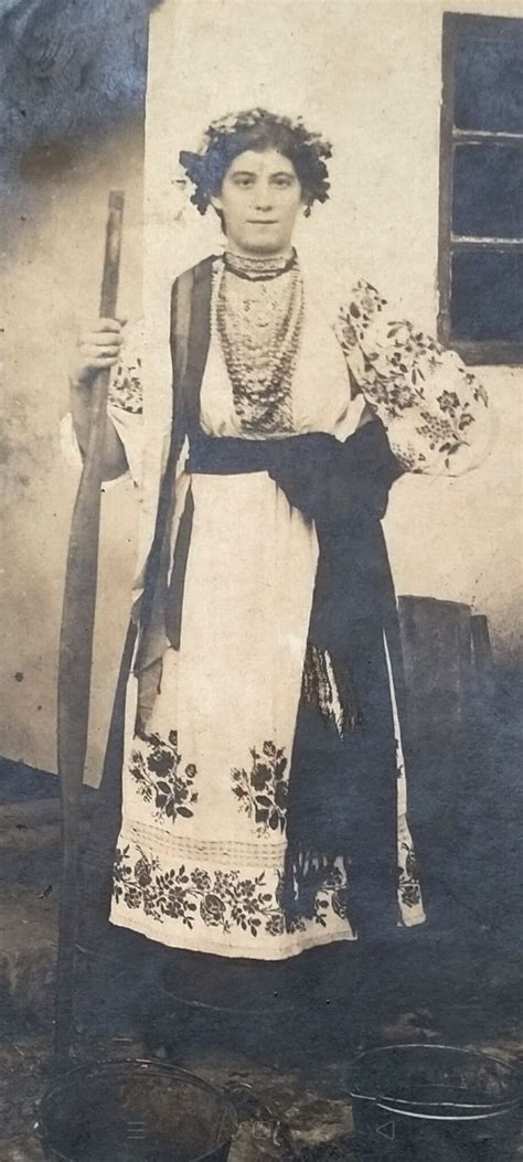 Дівчина в традиційному українському строї