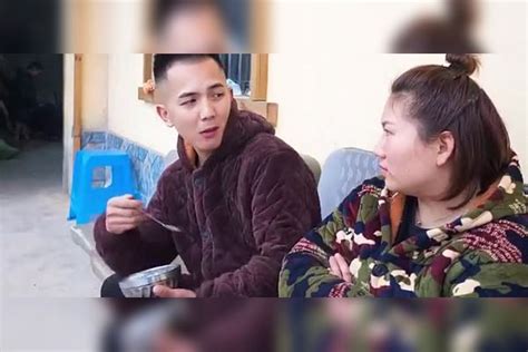 明二锅取钱还丈母娘，不忘给岳父塞点私房钱，创业起家全靠岳父母全靠私房钱岳父