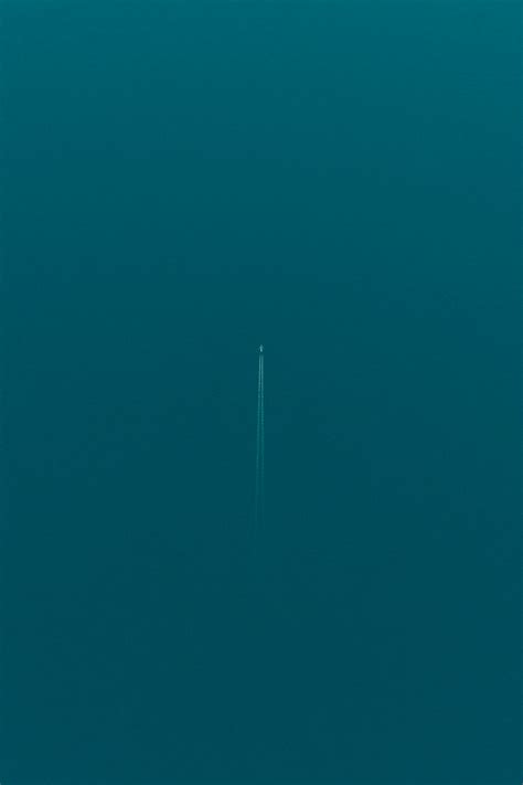 비행기가 바다 위의 하늘을 날고 있습니다 사진 Unsplash의 무료 비행 이미지