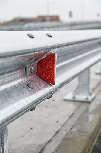 새로 건설된 도로의 교통 안전을 위한 새로운 금속 도로 장벽 0명에 대한 스톡 사진 및 기타 이미지 0명 강철 거리 Istock