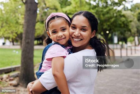 초상화 엄마와 아이는 공원에서 포옹하고 사랑과 보살핌으로 야외에서 즐거운 하루를 보내고 자연 속에서 행복한 사람들을 함께 합니다 가족 행복 어린 시절과의 유대감 미소로