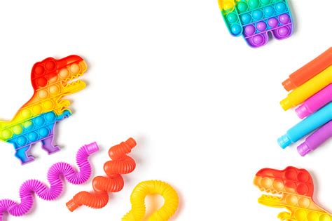 트렌디 한 어린이 장난감 Â 다채로운 팝 튜브와 복사 공간이있는 흰색 배경에 팝 잇 다른 형태와 색상의 집합 골판지 파이프와